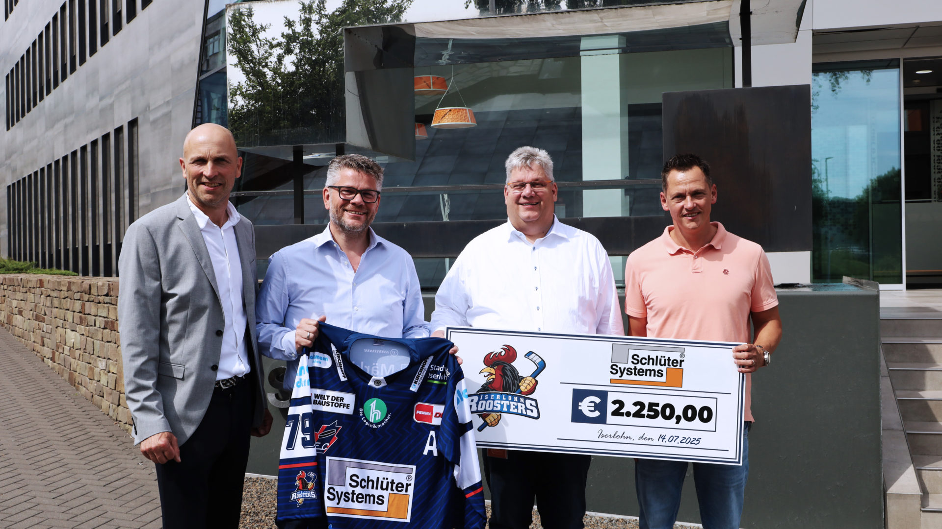 Schlüter-Systems unterstützt die Young Roosters mit Spende aus ...