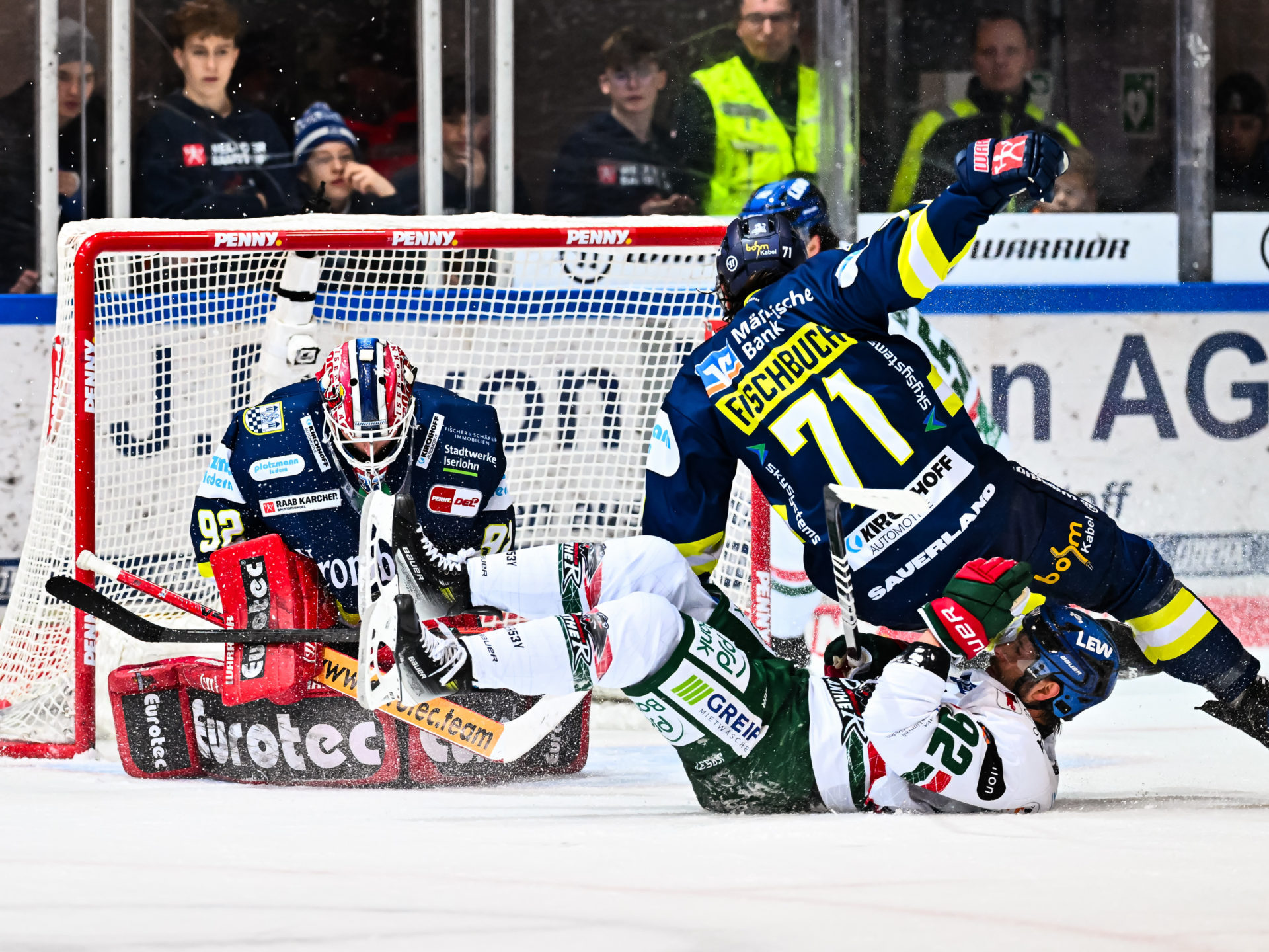 Augsburg verhindert dritten Roosters Sieg in Folge mit einem 1:4 ...